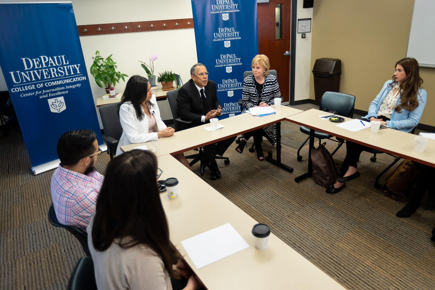 Dean Baquet and Lourdes Duarte visit journalism students | Multimedia ...